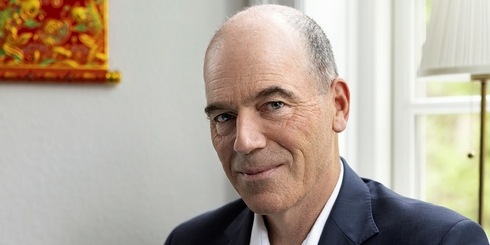 Thorleif Jackson har 157.000 kroner: Overvejer disse to danske aktier ...